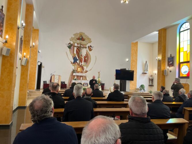 ARCB | Episcopii Arhidiecezei, prezenți la la ora de rugăciune lunară a ...